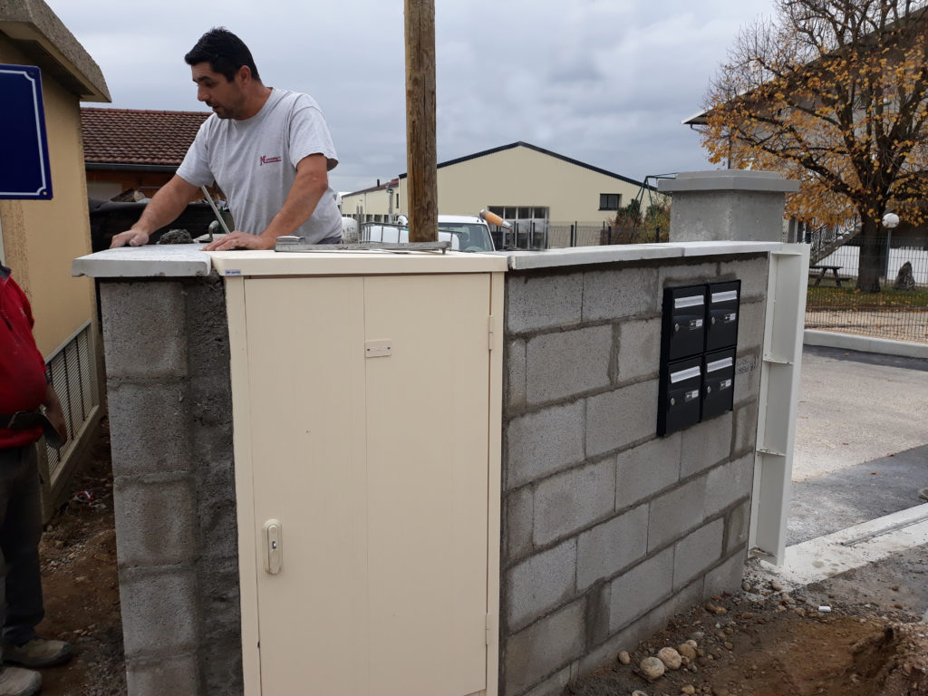 Travaux de maçonnerie : poteau en béton armé pour portail, seuil à l ...