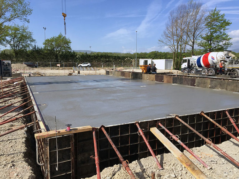 Coffrage, coulage du radier en béton armé - Maçonnerie Nombret ...