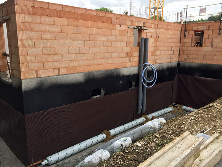 Enduit bitumineux avec protection par Delta MS et drain - Maçonnerie ...